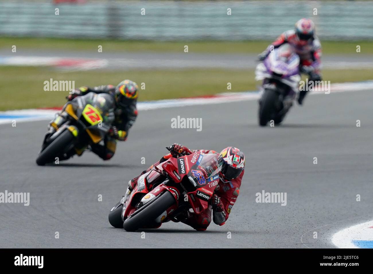 ASSEN, NIEDERLANDE - 25. JUNI: Jack Miller vom Ducati Lenovo Team und ...