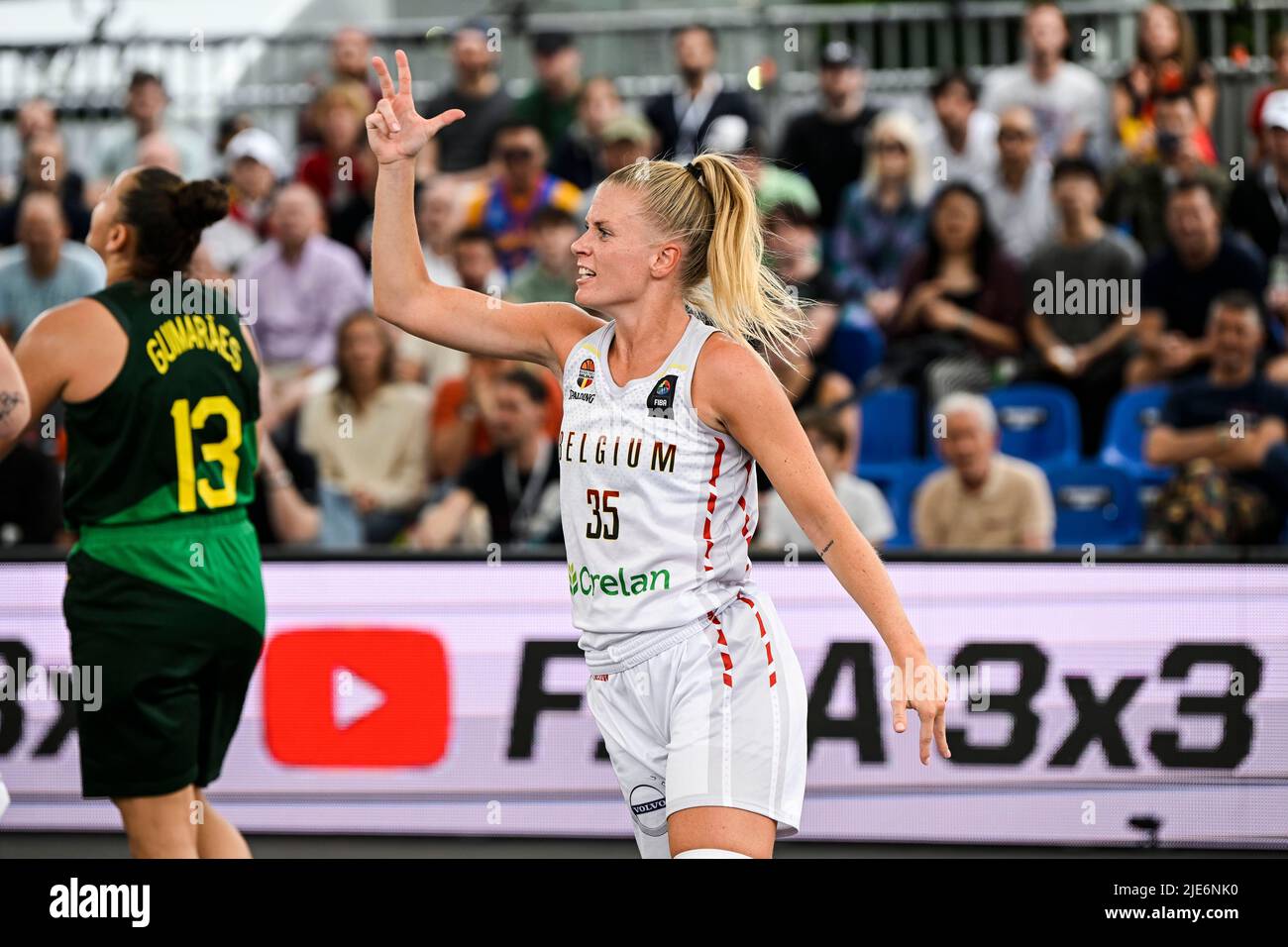 Die belgische Julie Vanloo feiert, nachdem sie während eines 3x3-Basketballspiels zwischen den ...