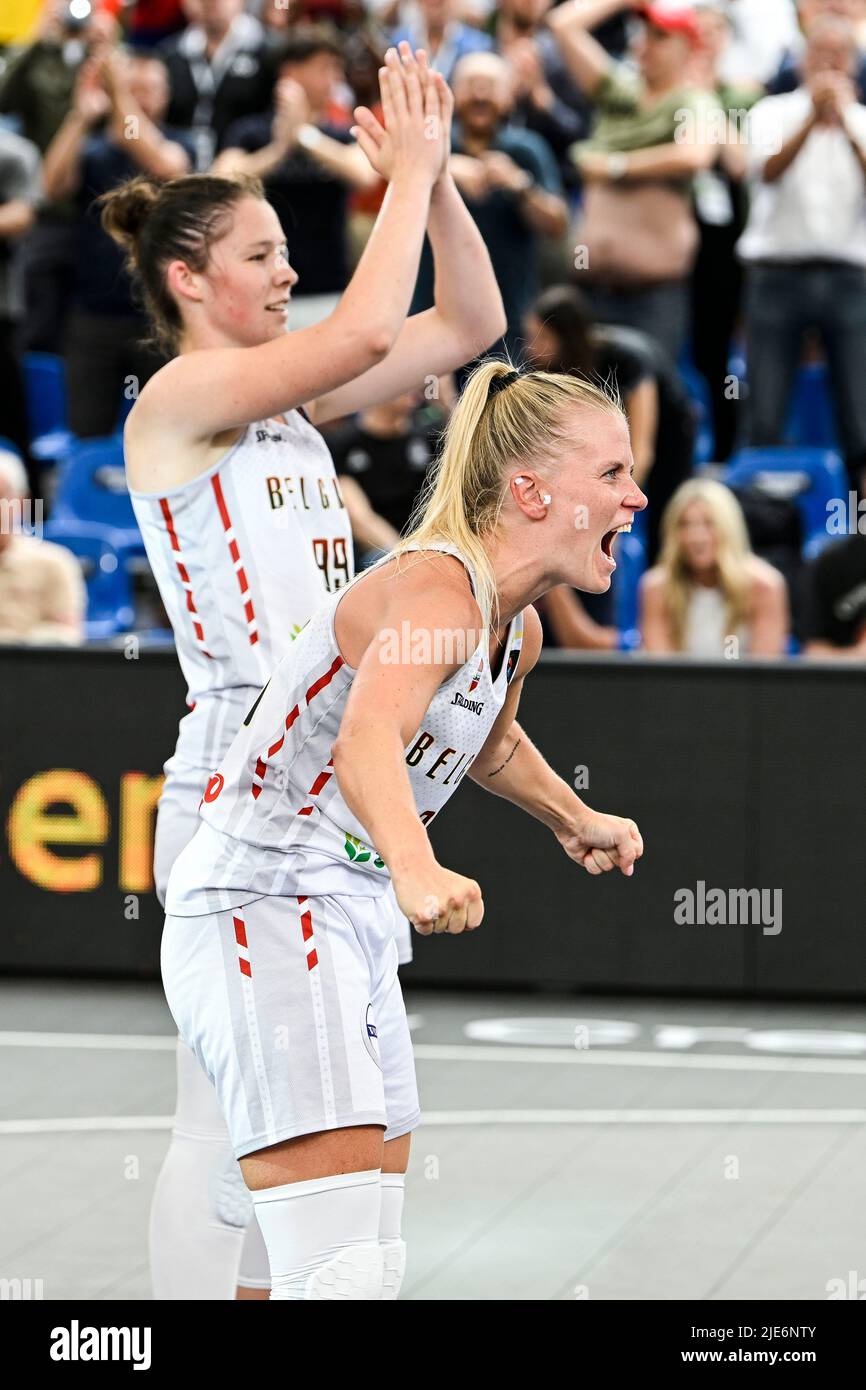 Die belgische Julie Vanloo feiert, nachdem sie ein 3x3-Basketballspiel zwischen den belgischen ...