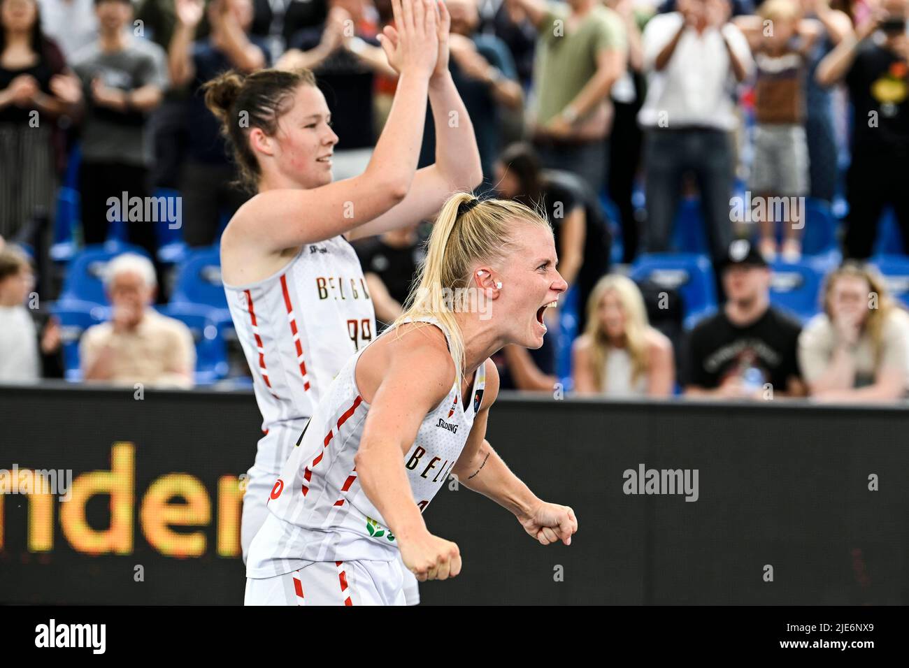 Die belgische Julie Vanloo feiert, nachdem sie ein 3x3-Basketballspiel zwischen den belgischen ...