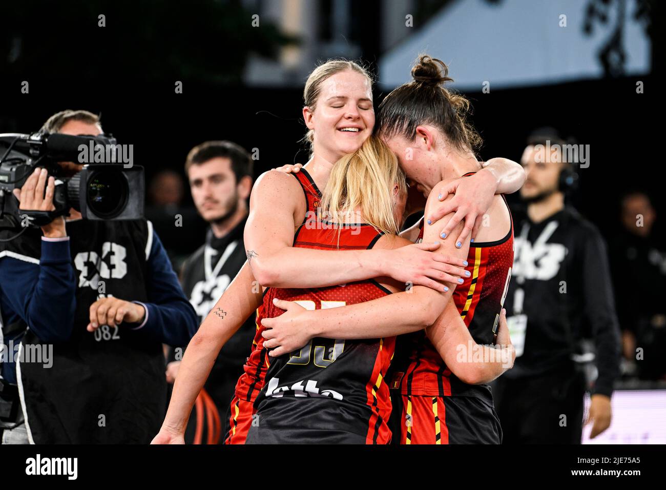 Die belgische Becky Massey, die belgische Julie Vanloo und die belgische ine Joris umarmen sich ...