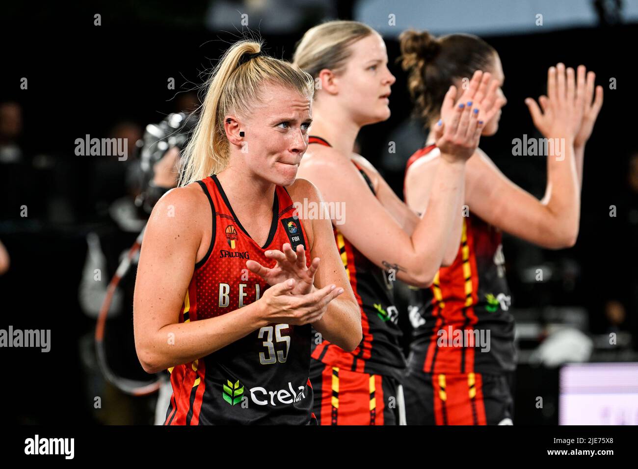 Die belgische Julie Vanloo zeigt nach einem 3x3-Basketballspiel zwischen den belgischen Katzen ...