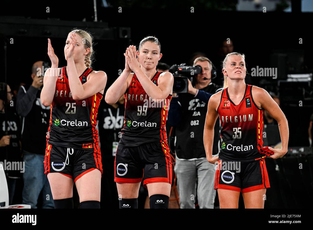 Die belgische ine Joris und die belgische Julie Vanloo schlagen sich nach einem 3x3 ...