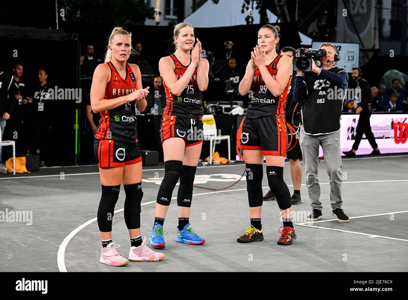 Die belgische Julie Vanloo, die belgische Becky Massey und die belgische ine Joris begrüßen die ...