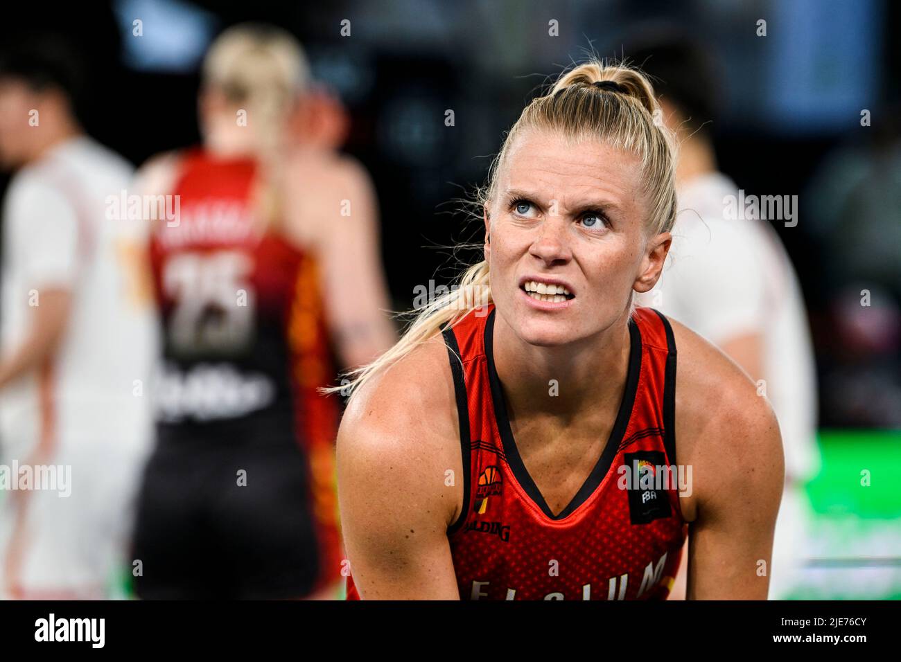Die belgische Julie Vanloo zeigt nach einem 3x3-Basketballspiel zwischen den belgischen Katzen ...