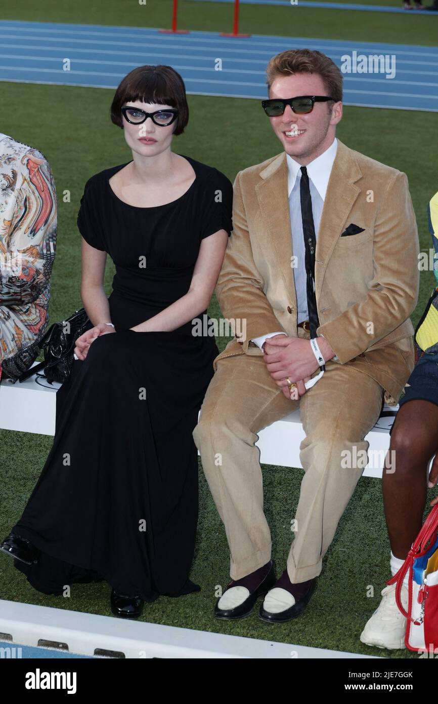 Rocco Ritchie und Gast bei der Marine Serre Front Row Menswear Spring ...