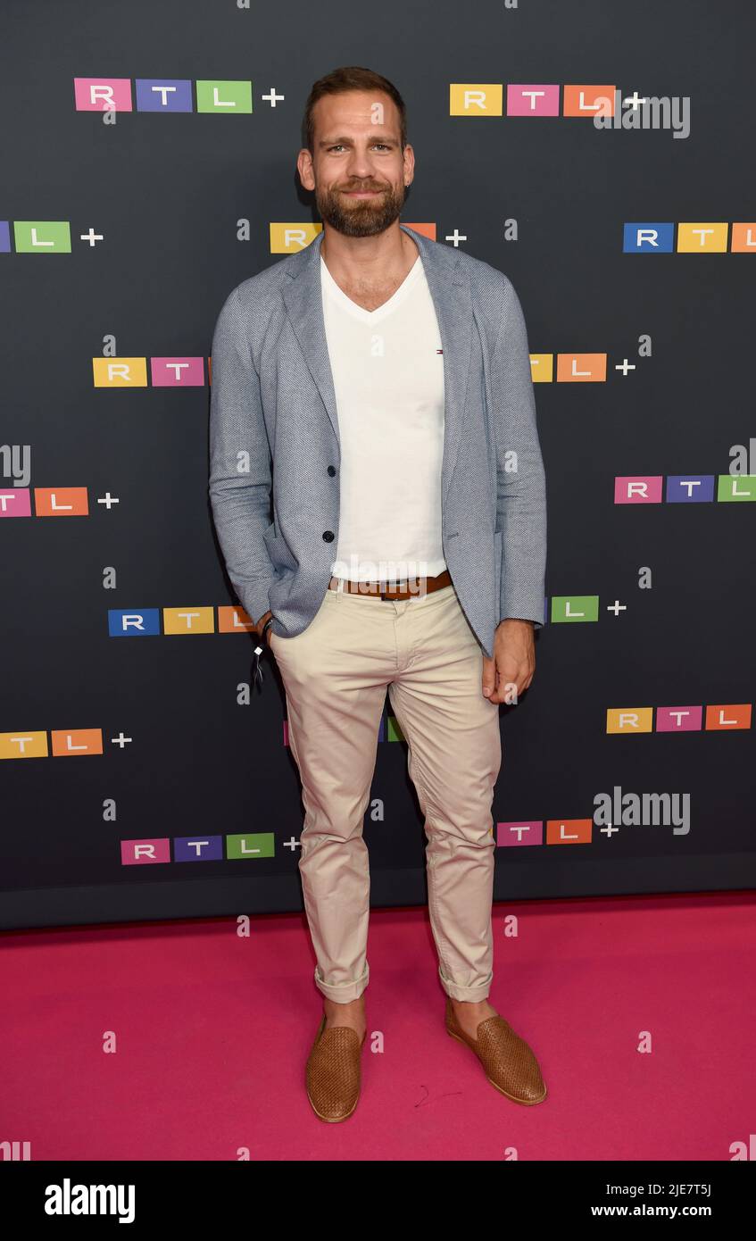 München, Deutschland. 25.. Juni 2022. Schauspieler Moritz Otto kommt zur RTL - Fiction Party bei ...