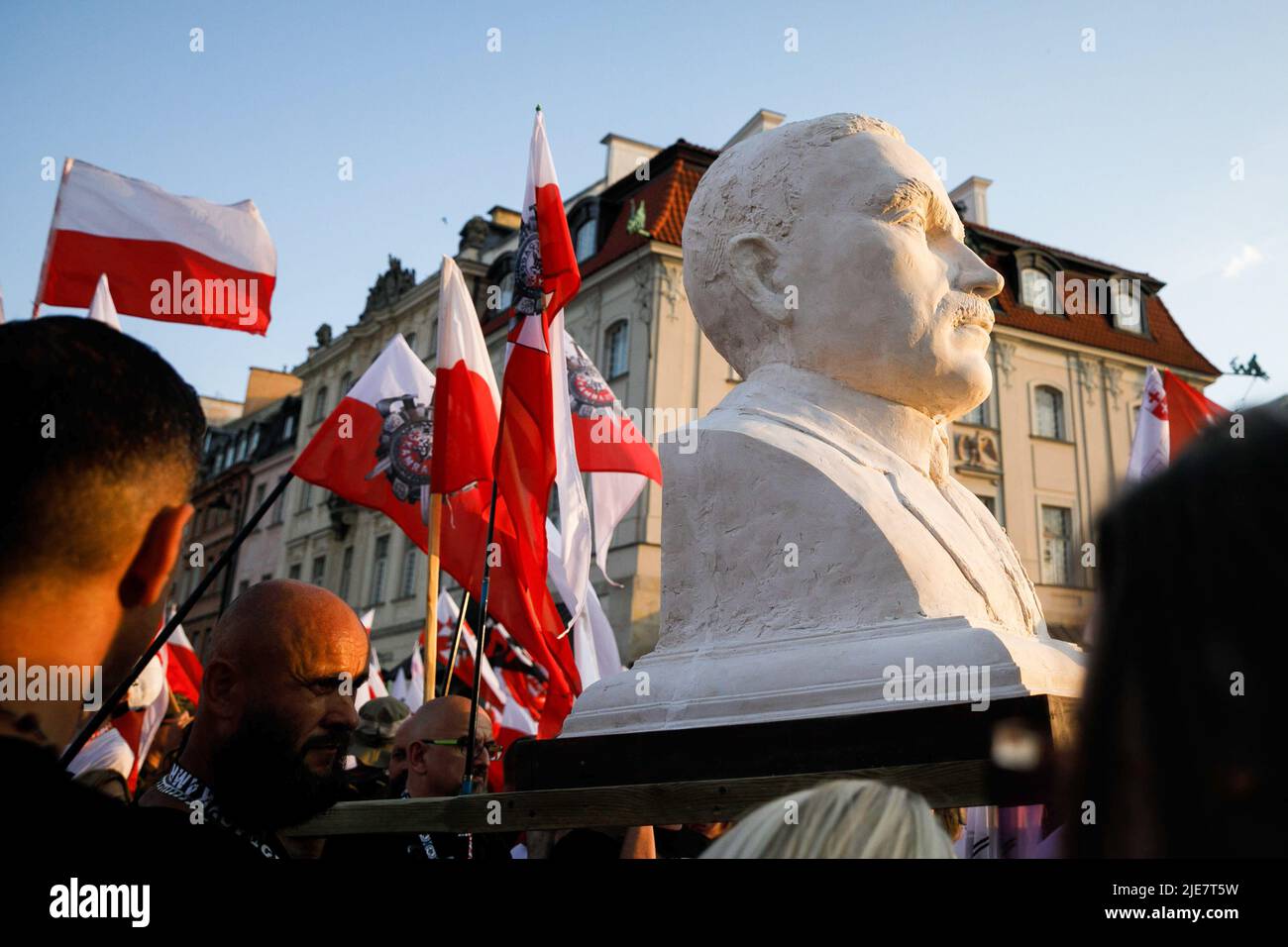 Die Büste von Roman Dmowski wird während des zweiten Dmowski-Marsches ...