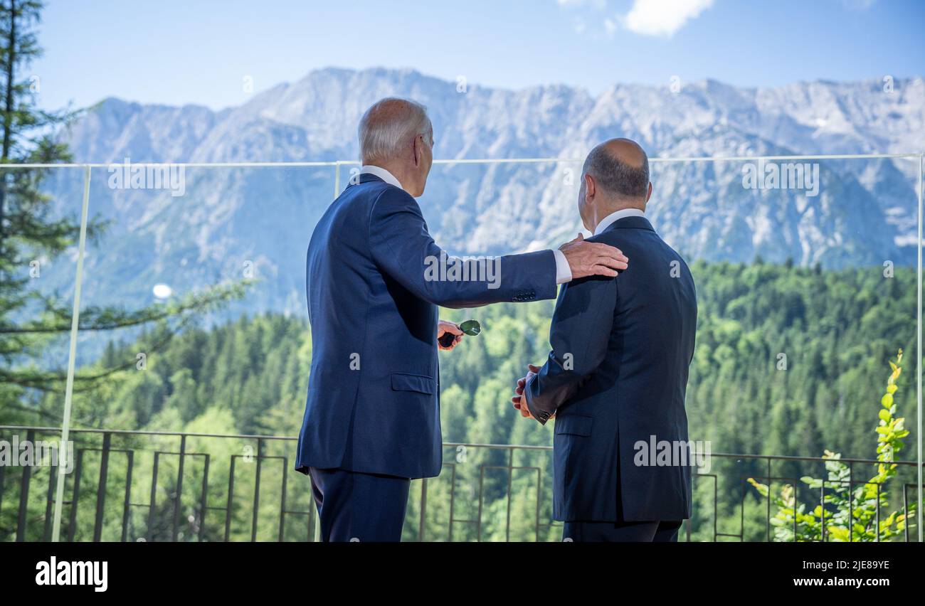 Elmau, Deutschland. 26.. Juni 2022. Bundeskanzler Olaf Scholz (SPD) steht neben US-Präsident Joe ...
