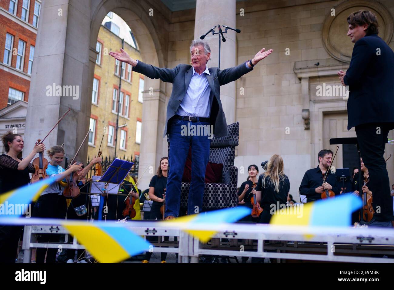 Sir Michael Palin spielt als Erzähler Peter und der Wolf vom ...