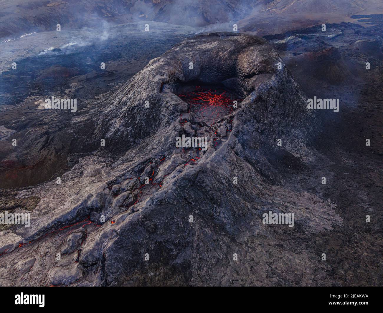 Dunkle Vulkanlandschaft in Island. Vulkankrater von oben vor dem ...