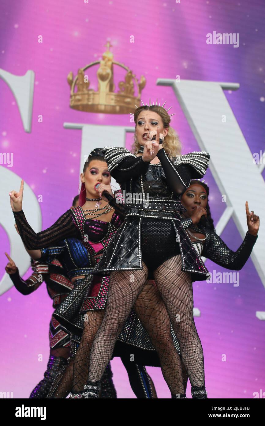 Six The Musical im West End Live auf dem Trafalgar Square 2022. Rachel ...