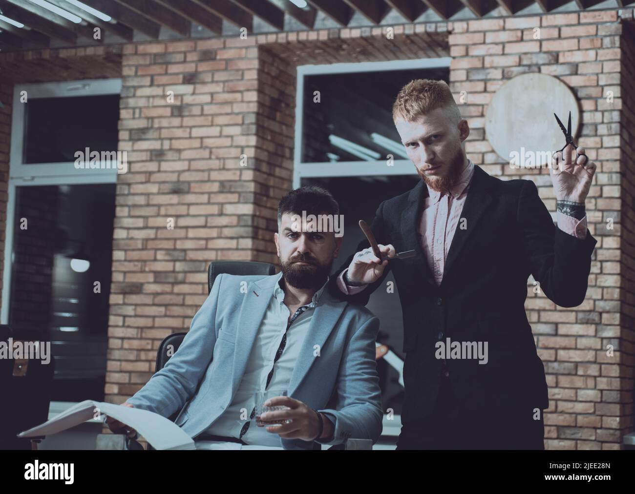 So sieht der Haarschnitt im Friseurladen perfekt aus. Barbier, der im ...