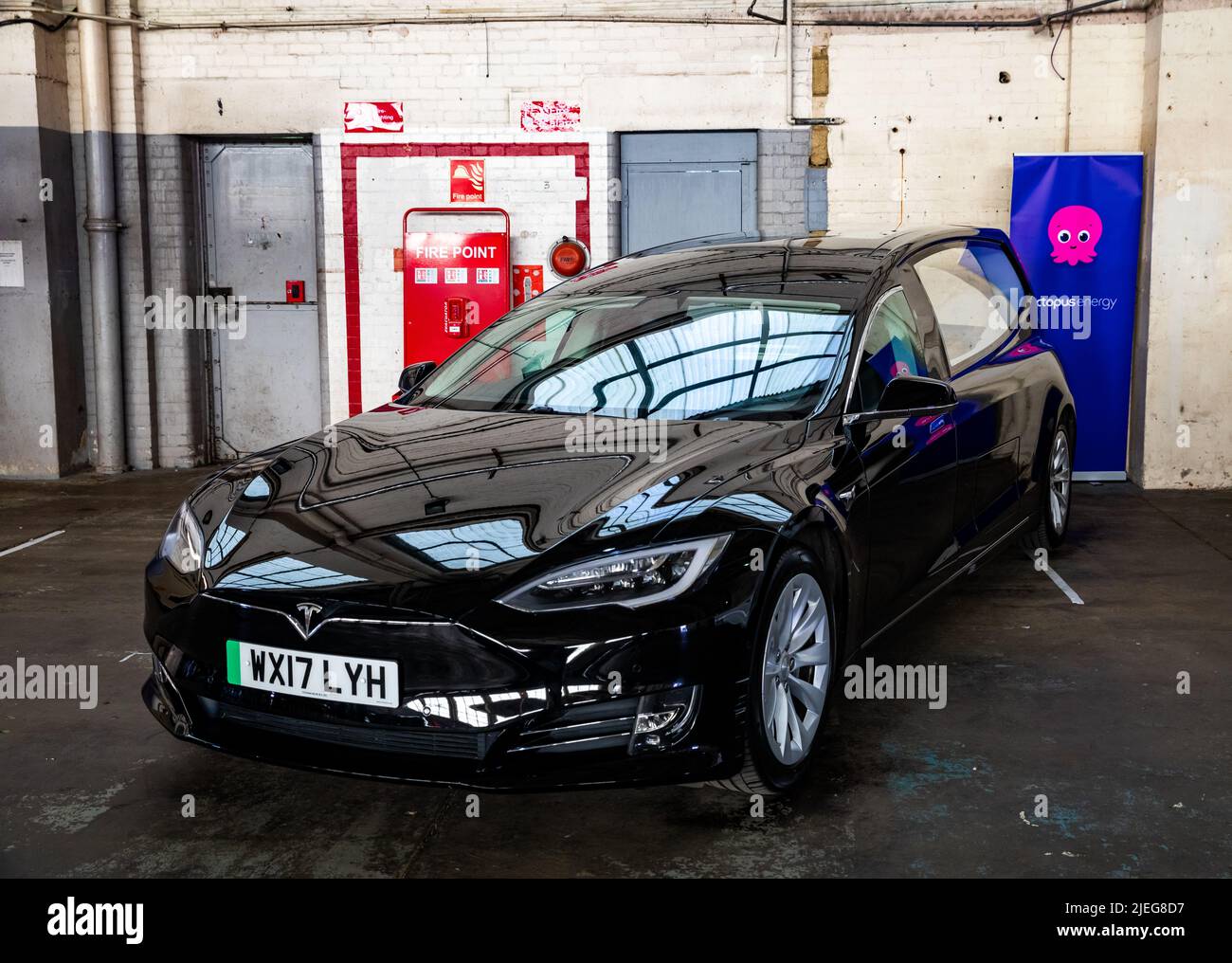 Elektrischer leichenwagen -Fotos und -Bildmaterial in hoher Auflösung ...