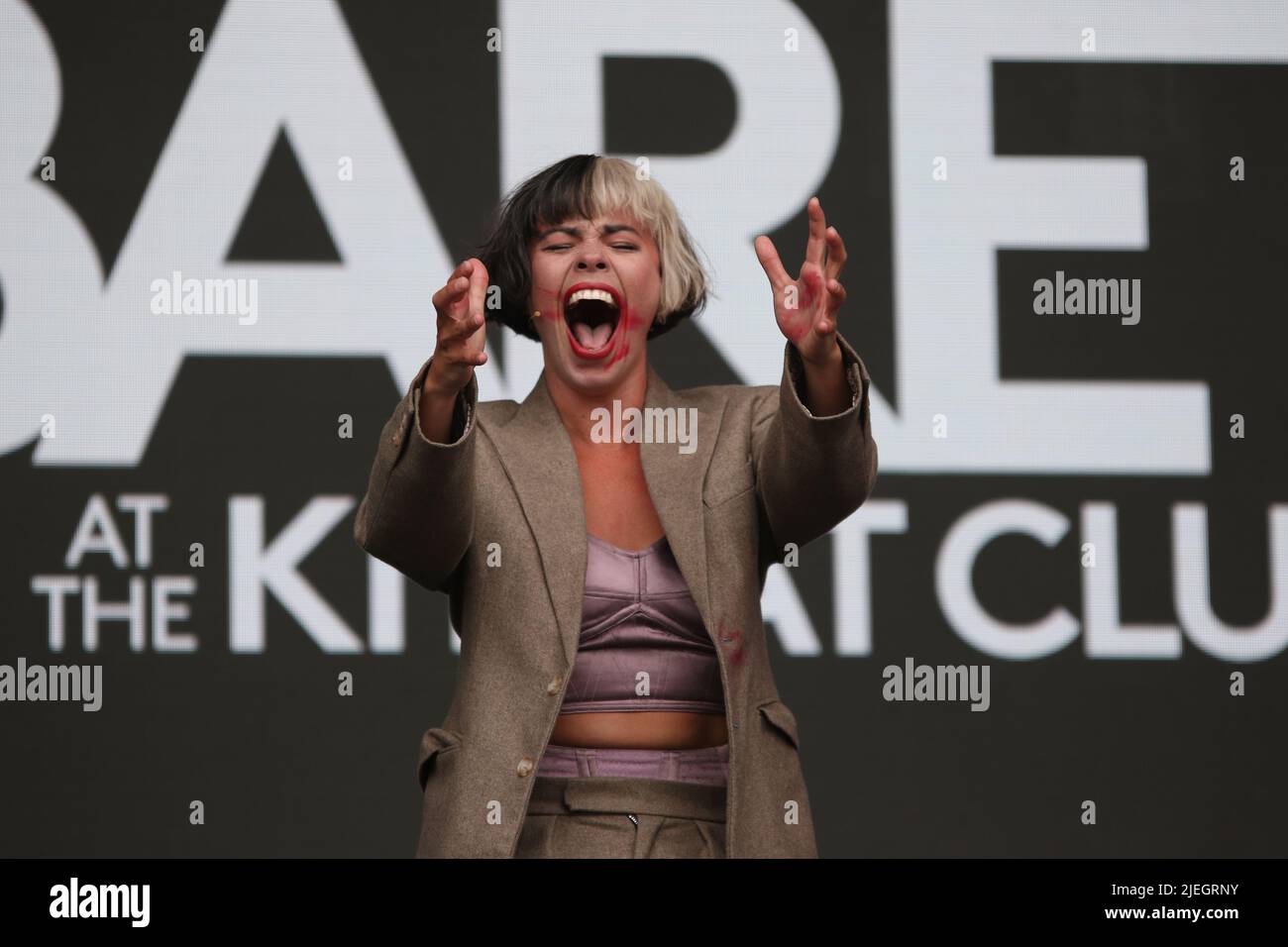 Emily Benjamin spielt die Rolle von Sally Bowles im Musical Cabaret während West End Live auf ...