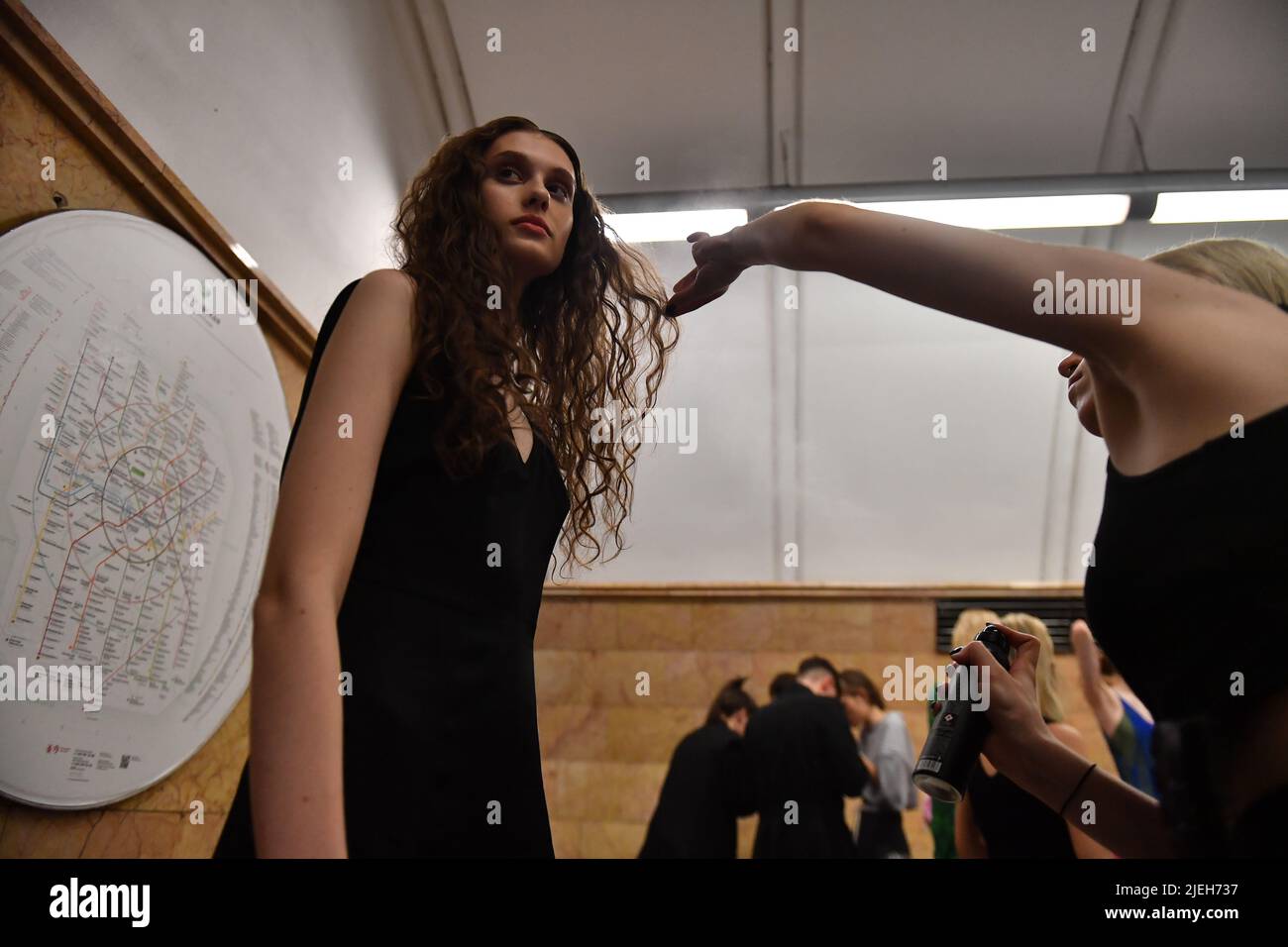 Moskau. Modell vor der Ausstellung von Kollektionen junger Designer an ...