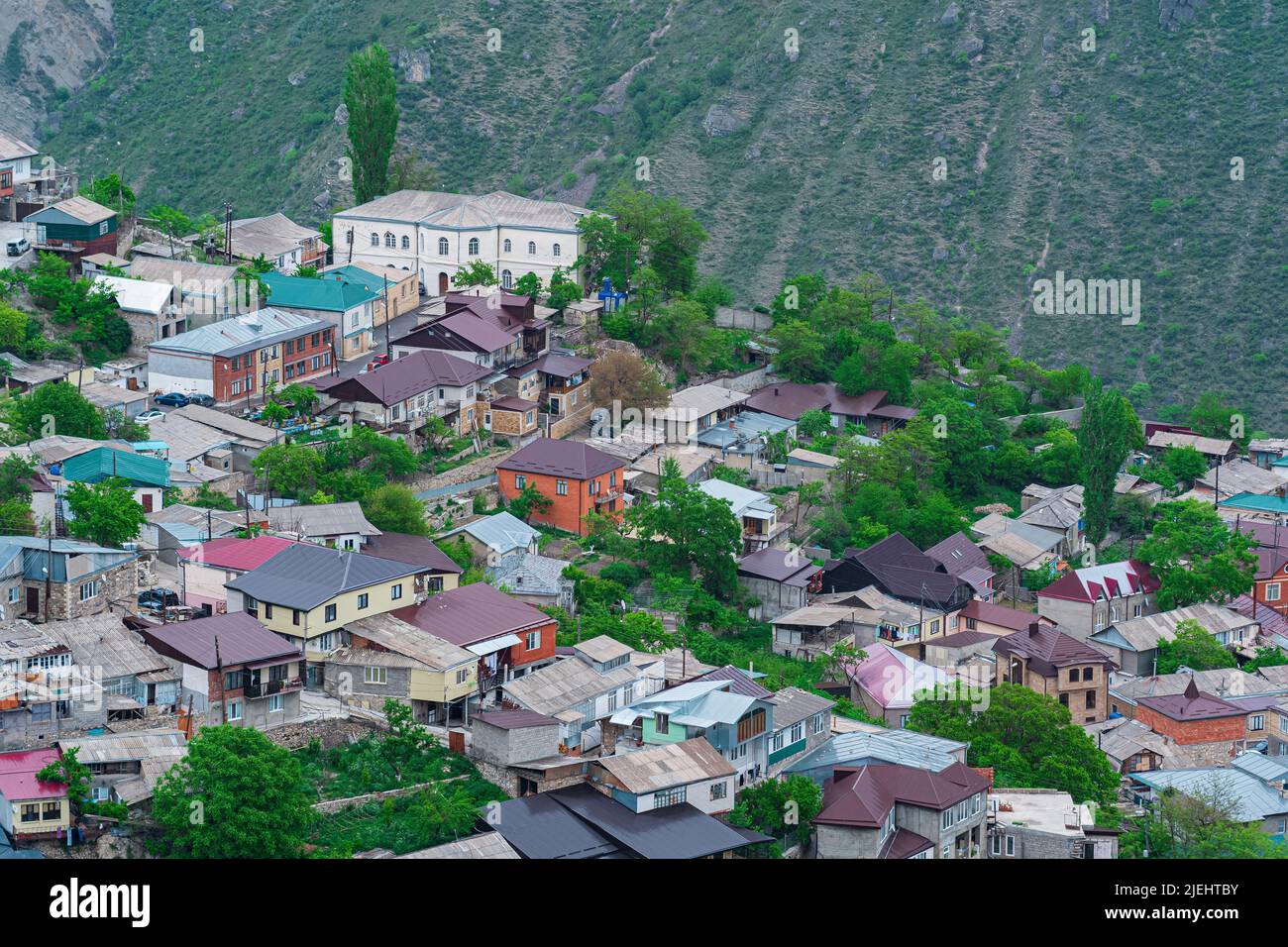 Dorf am berghang -Fotos und -Bildmaterial in hoher Auflösung – Alamy