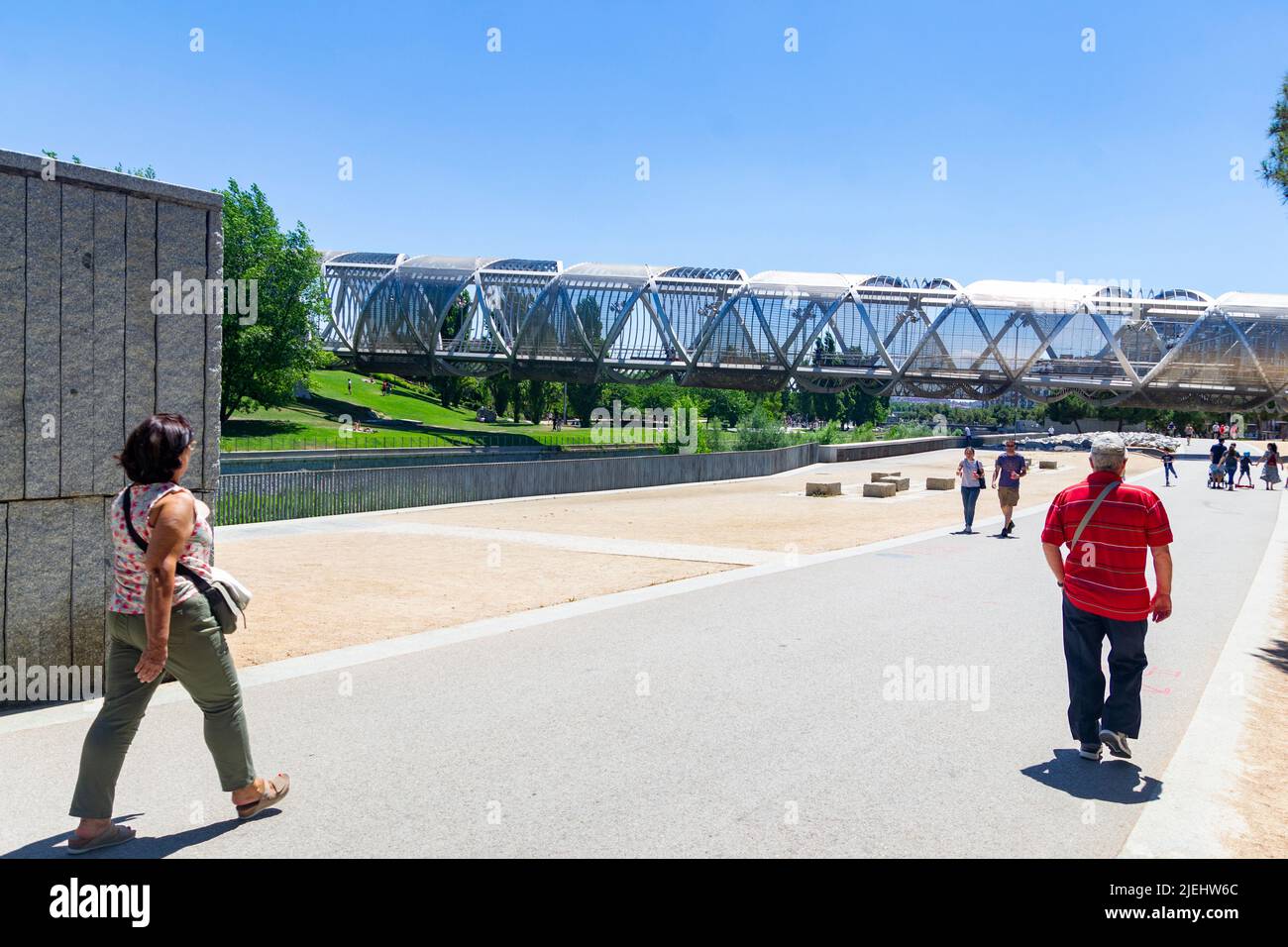 Madrid Rio Park. Blick auf den Madrider Río-Park neben dem Fluss ...