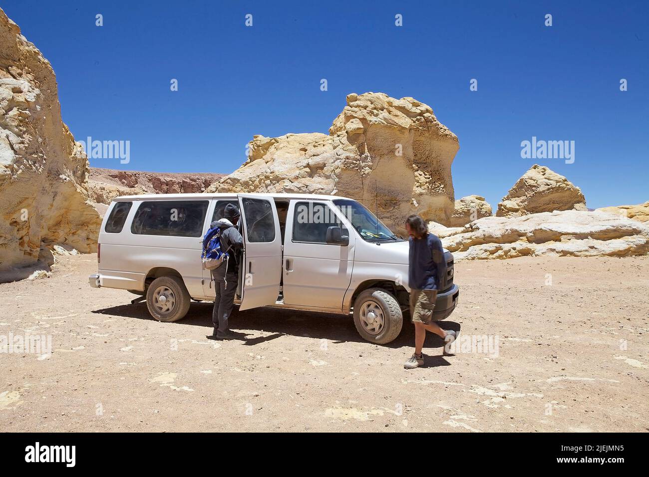 Touristen besuchen die geologischen Monolithen in der Nähe von Salar ...