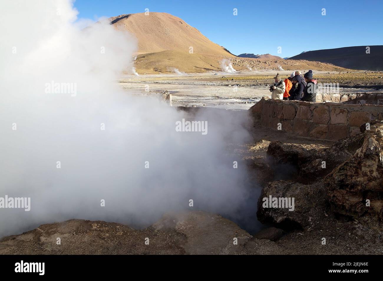 Touristen besuchen die Geysire El Tatio, Chile. El Tatio ist ein Geysir ...