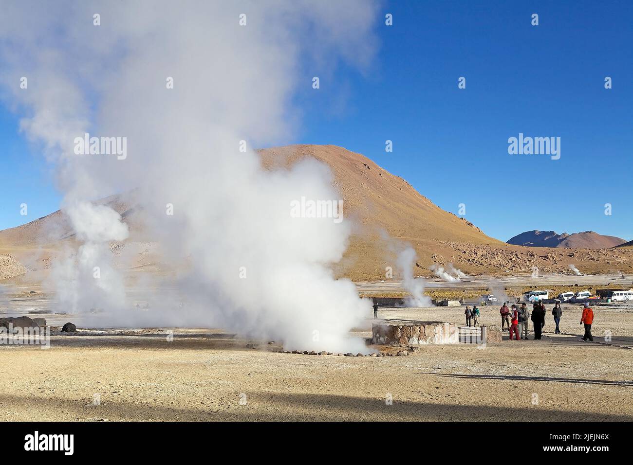 Touristen besuchen die Geysire El Tatio, Chile. El Tatio ist ein Geysir ...