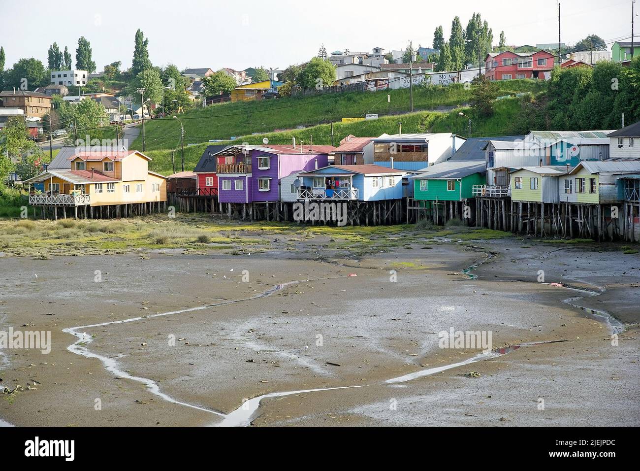 Traditionelle Holzstelzenhäuser, Palafitos, bei Castro auf der Chiloe ...