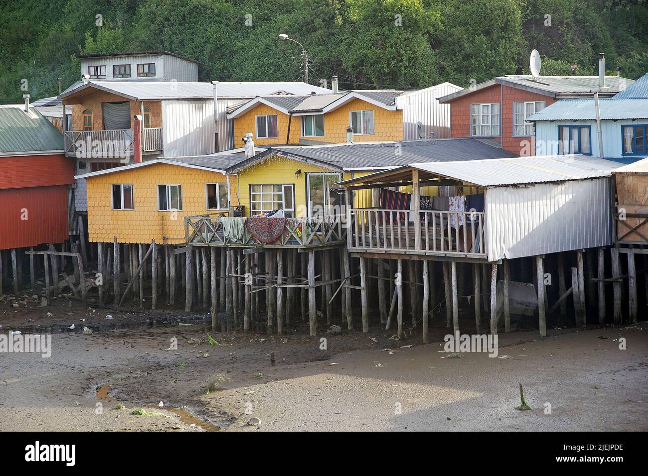 Traditionelle Holzstelzenhäuser, Palafitos, bei Castro auf der Chiloe ...