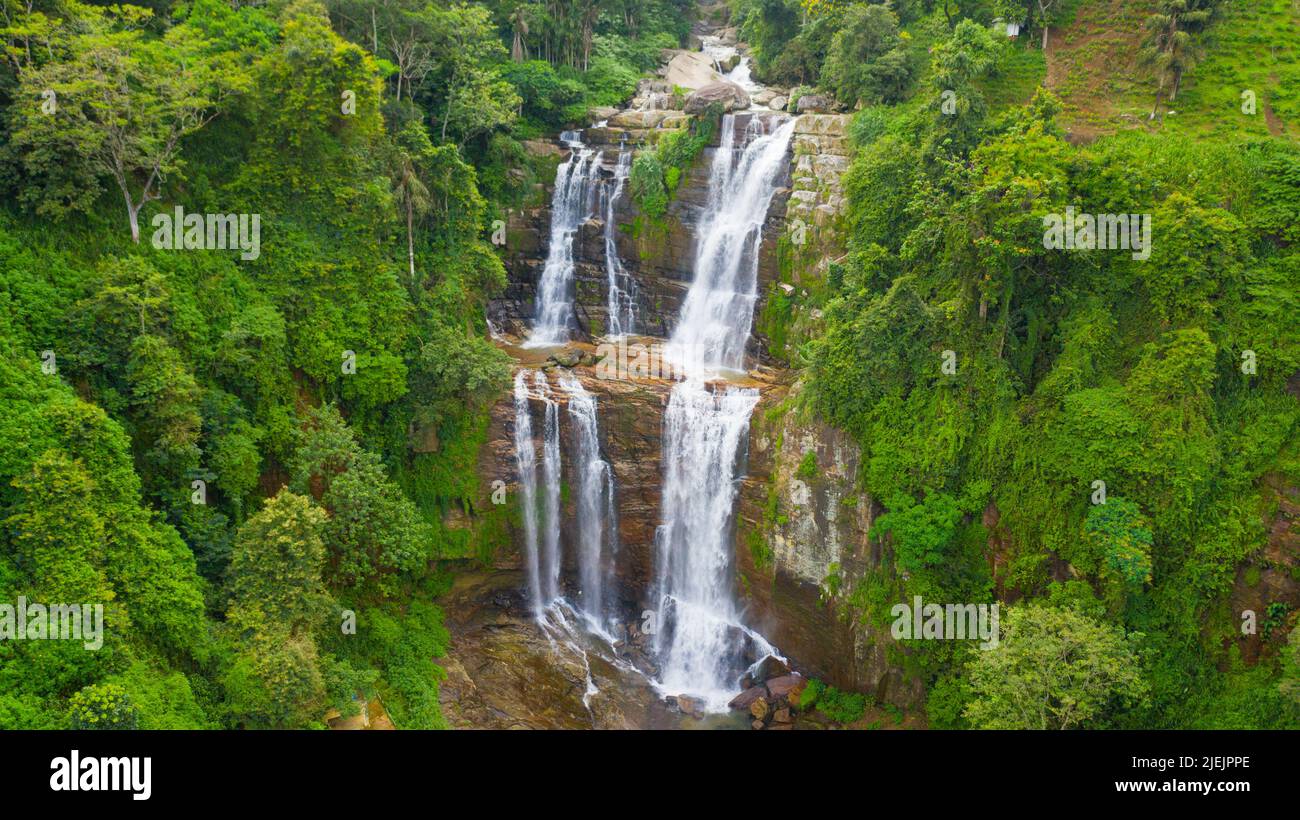 Urwald von oben mit wasserfall -Fotos und -Bildmaterial in hoher ...
