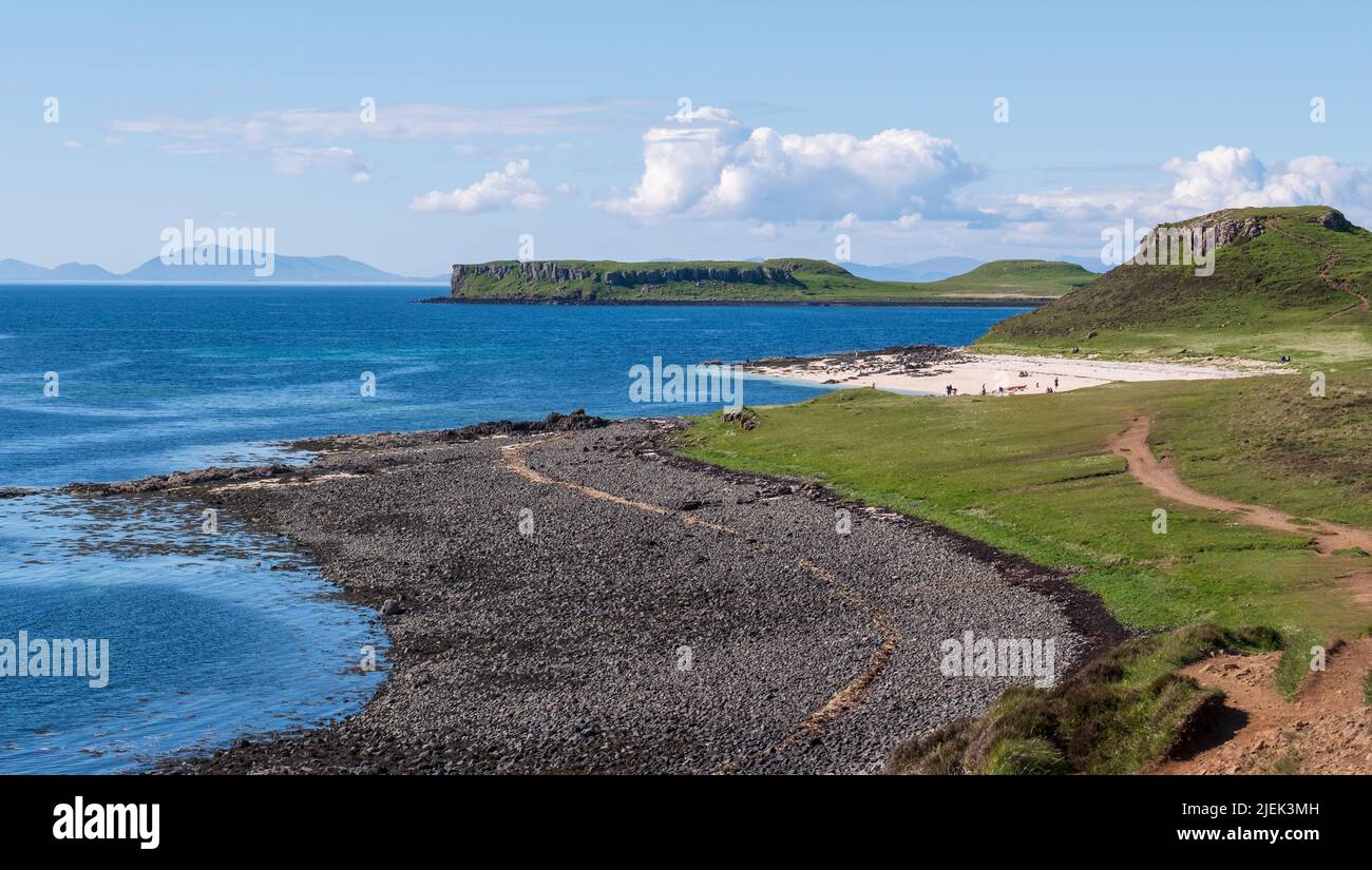 Panoramablick auf die Küste von Dunvegan im Norden von Skye, Schottland ...