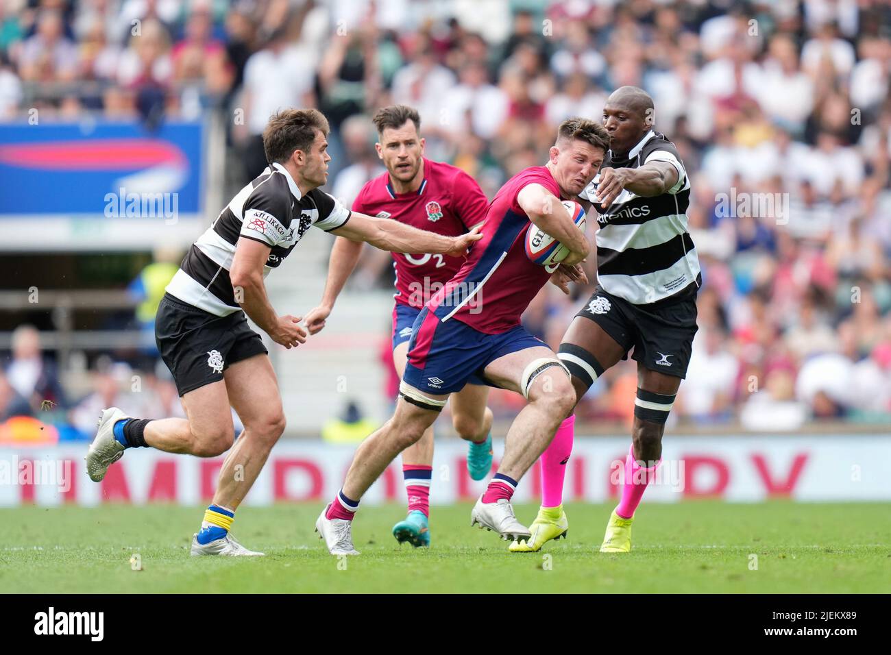 England-Flanker Tom Curry bricht am 19./06/2022 beim Spiel der England ...
