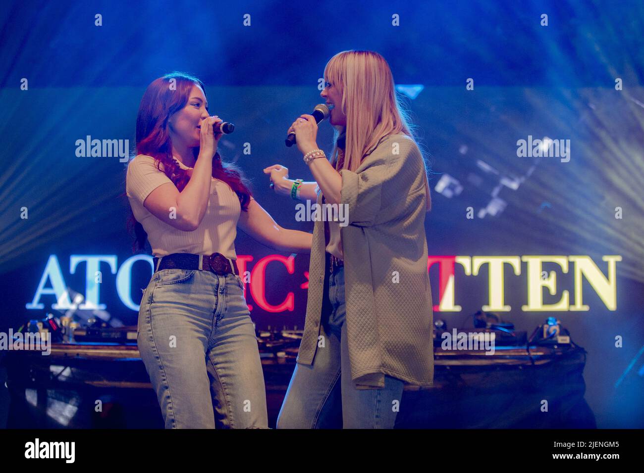 LONDON, ENGLAND: Atomic Kitten treten auf der Bühne des Mighty Hoopla ...