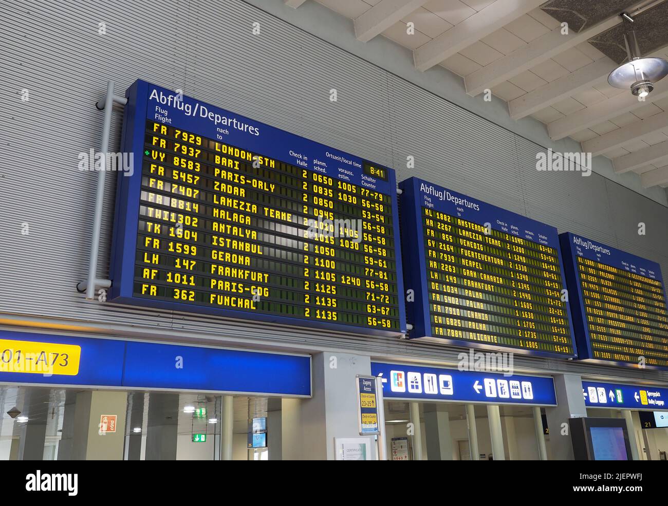 NÜRNBERG, DEUTSCHLAND - CA. JUNI 2022: Flugplan der an- und Abflüge von ...