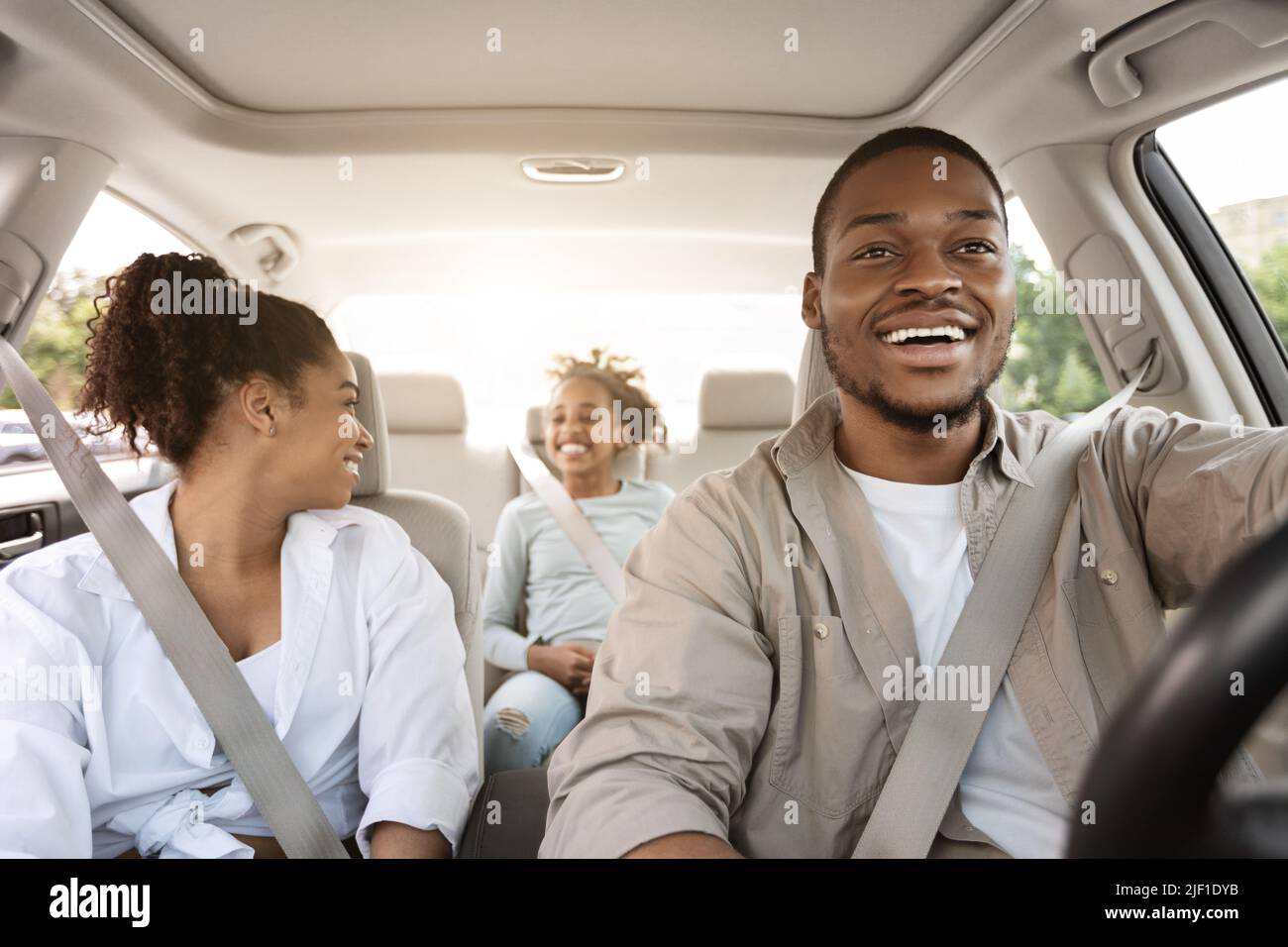 Mutter tochter road trip sitzend auto Stockfotos und -bilder Kaufen - Alamy