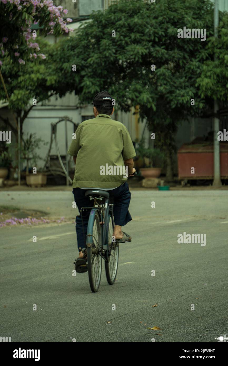 Radfahren und fotografieren -Fotos und -Bildmaterial in hoher Auflösung ...