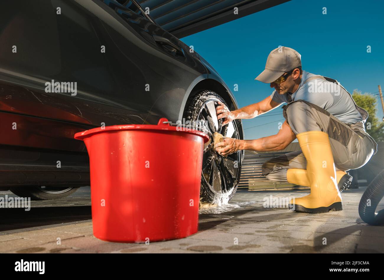 Cleaning the alloy wheel -Fotos und -Bildmaterial in hoher Auflösung ...