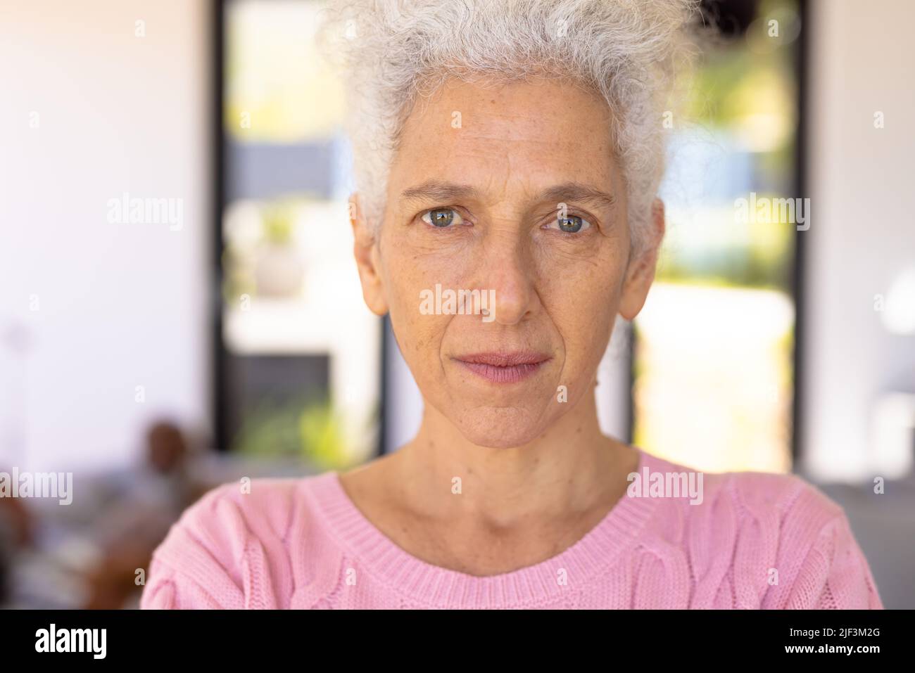 Grey eyes woman -Fotos und -Bildmaterial in hoher Auflösung – Alamy