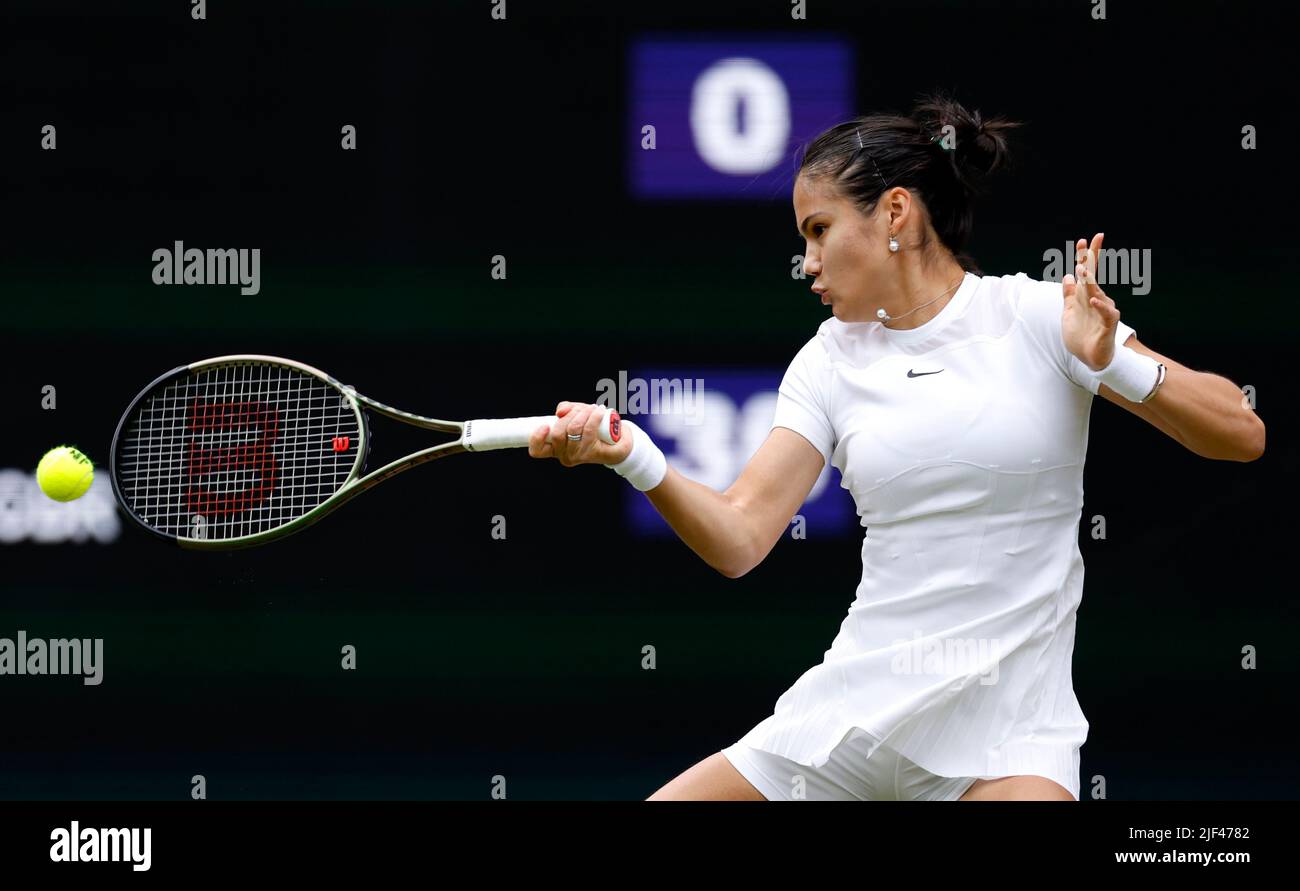 Emma Raducanu im Einsatz gegen Caroline Garcia am dritten Tag der ...