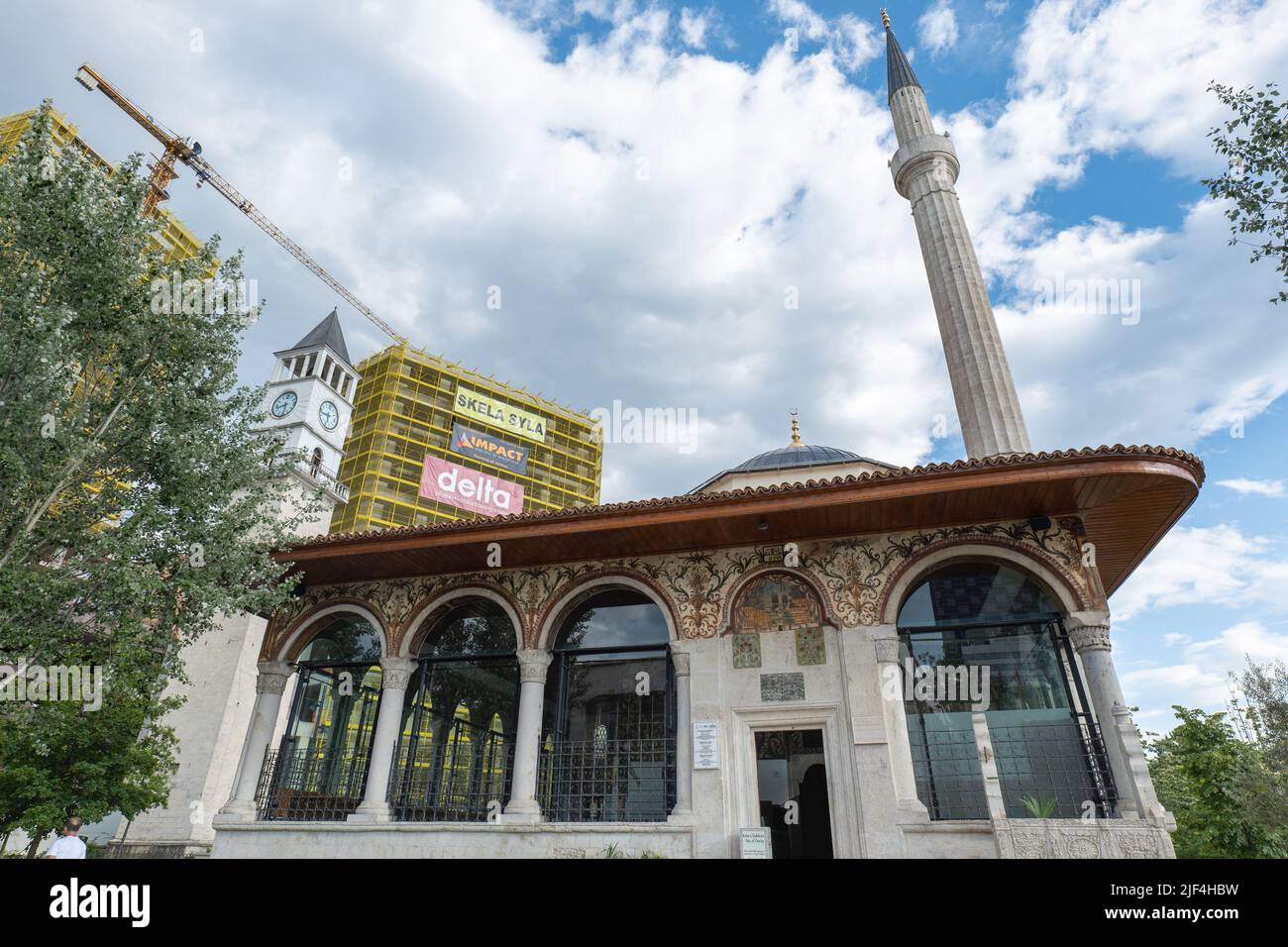 Tirana, Albanien - 2022. Juni: Ethem-Bey-Moschee am Skanderbeg-Platz in ...