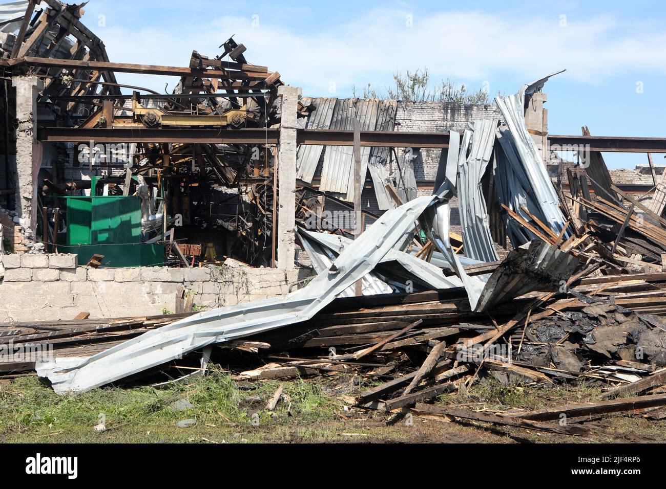 CHARKIW, UKRAINE - 29. JUNI 2022 - nach einem Raketenangriff auf das ...