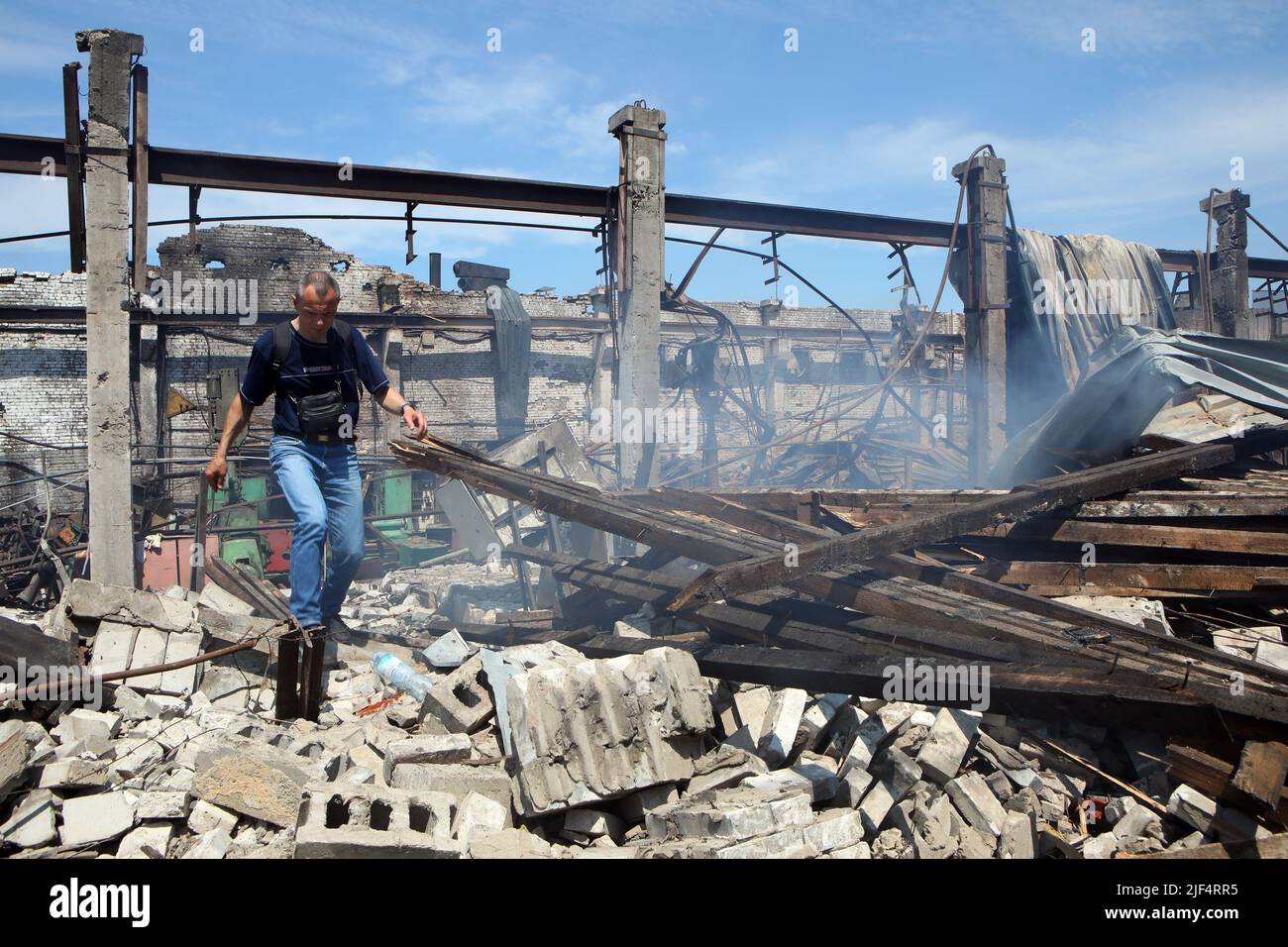 CHARKIW, UKRAINE - 29. JUNI 2022 - nach einem Raketenangriff auf das ...