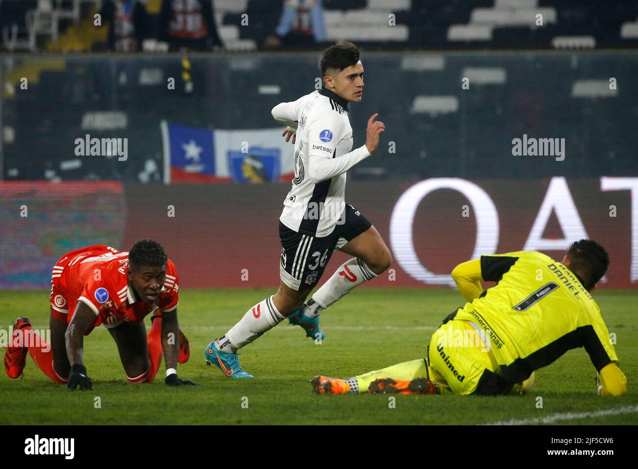 Pablo Solari do Colo-Colo (CHI), comemora o Seu gol durante a partida entre Colo-Colo e ...