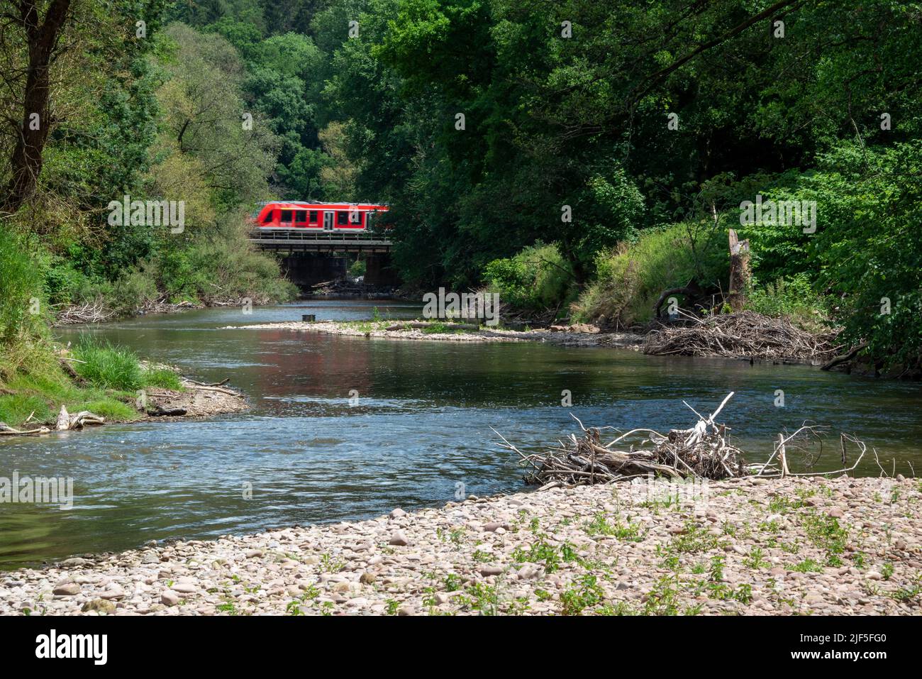 Kordel, Deutschland. 23.. Juni 2022. Ein Zug überquert eine Brücke über ...
