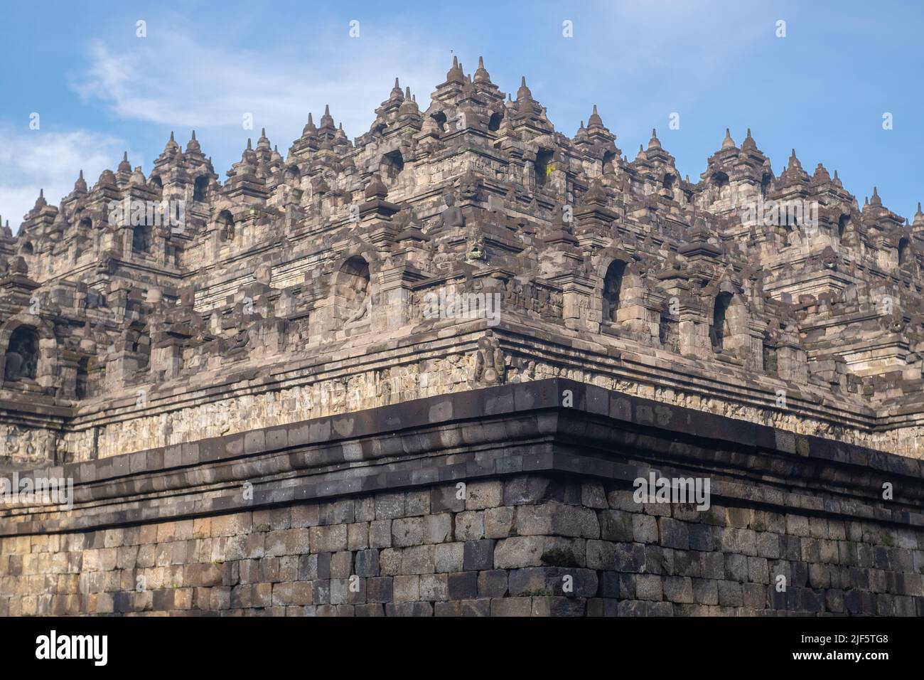 Borobudur ist der größte buddhistische Tempel der Welt, der von der ...