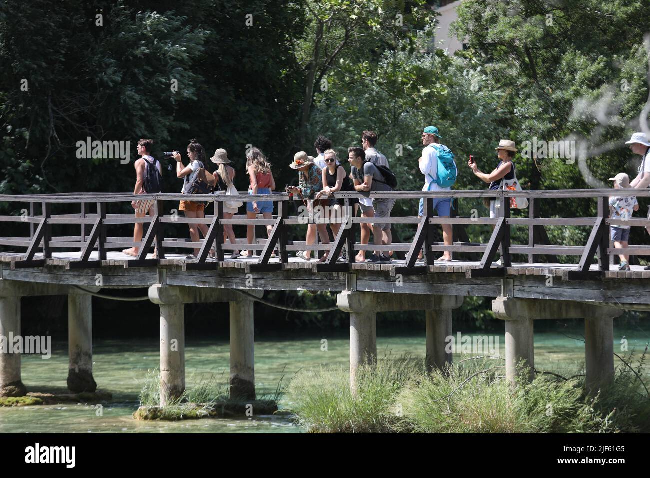 Zahlreiche Touristen besuchen den Nationalpark Krka und die ...