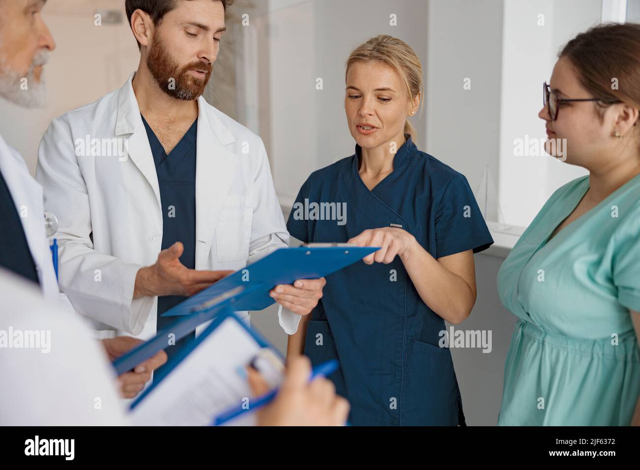 Eine Gruppe von Kollegen aus dem Arzt, die die Patientendiagnose ...