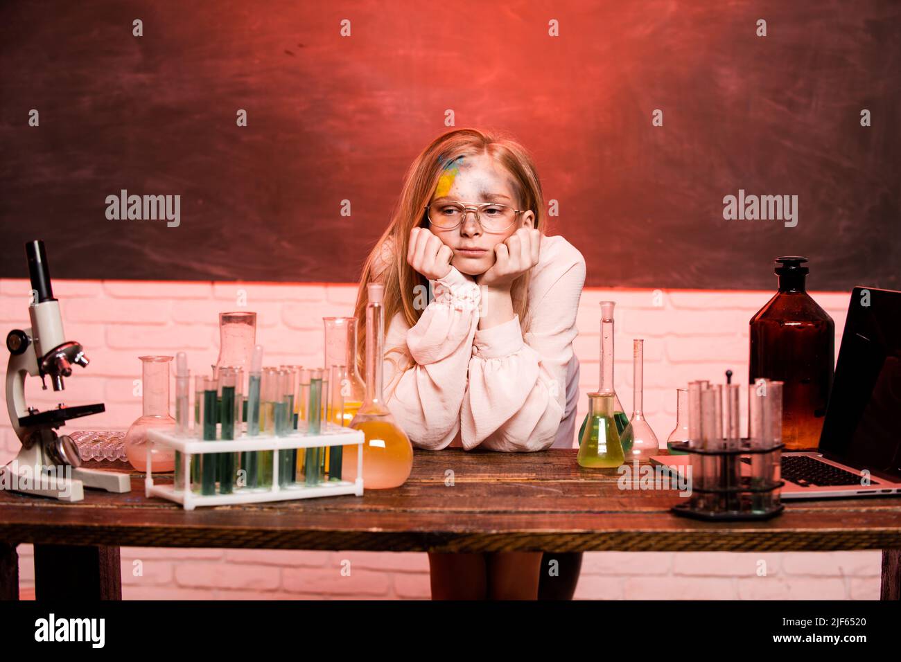 Lustige traurige Schülerin Wissenschaftlerin im Labor. Chemisches ...