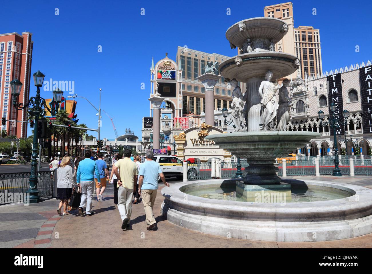 LAS VEGAS, USA - 14. APRIL 2014: Die Menschen besuchen den Las Vegas ... LAS VEGAS, USA - 14. APRIL 2014: Die Menschen besuchen den Las Vegas ...