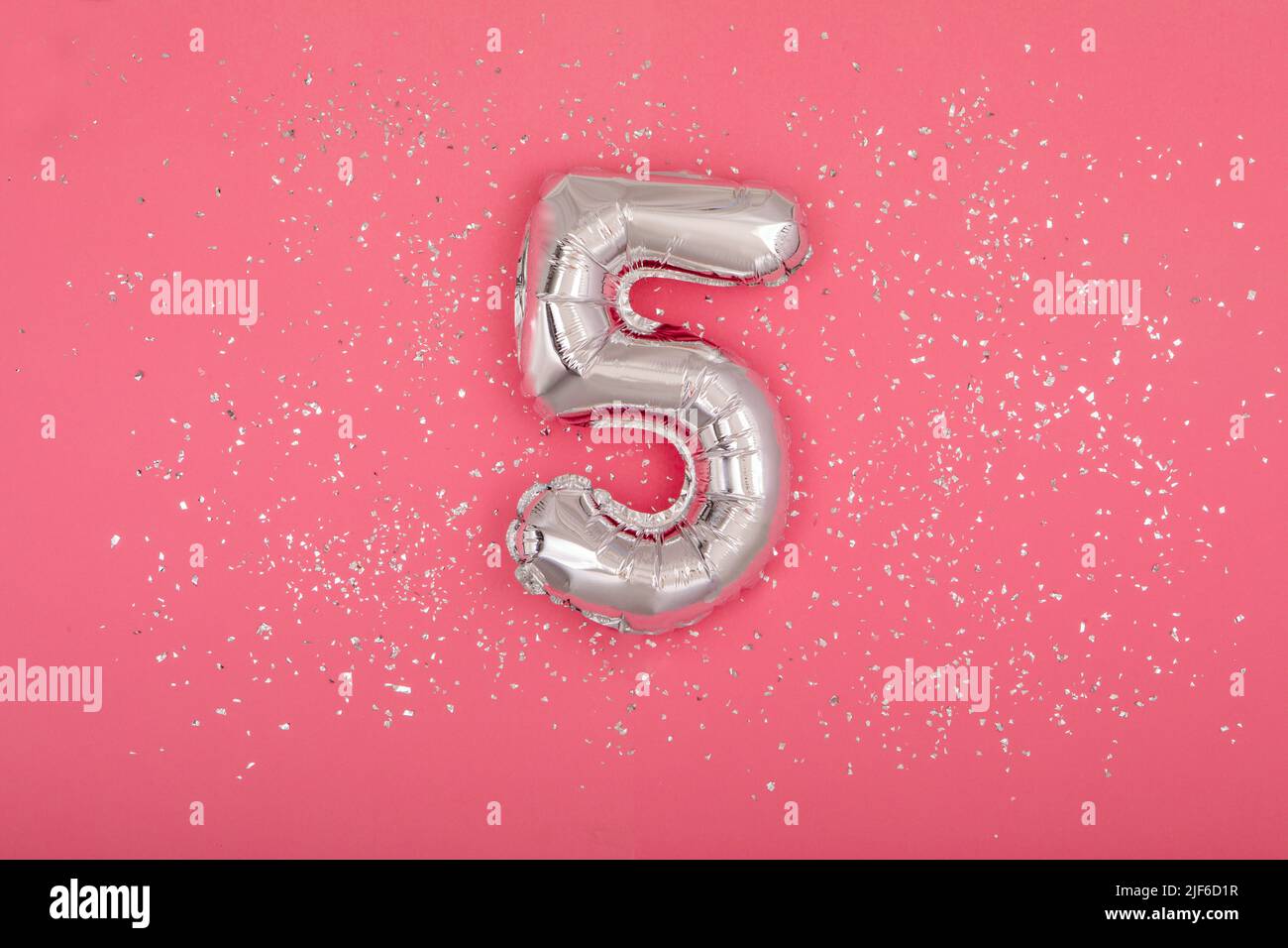 Top 5 confetti -Fotos und -Bildmaterial in hoher Auflösung – Alamy