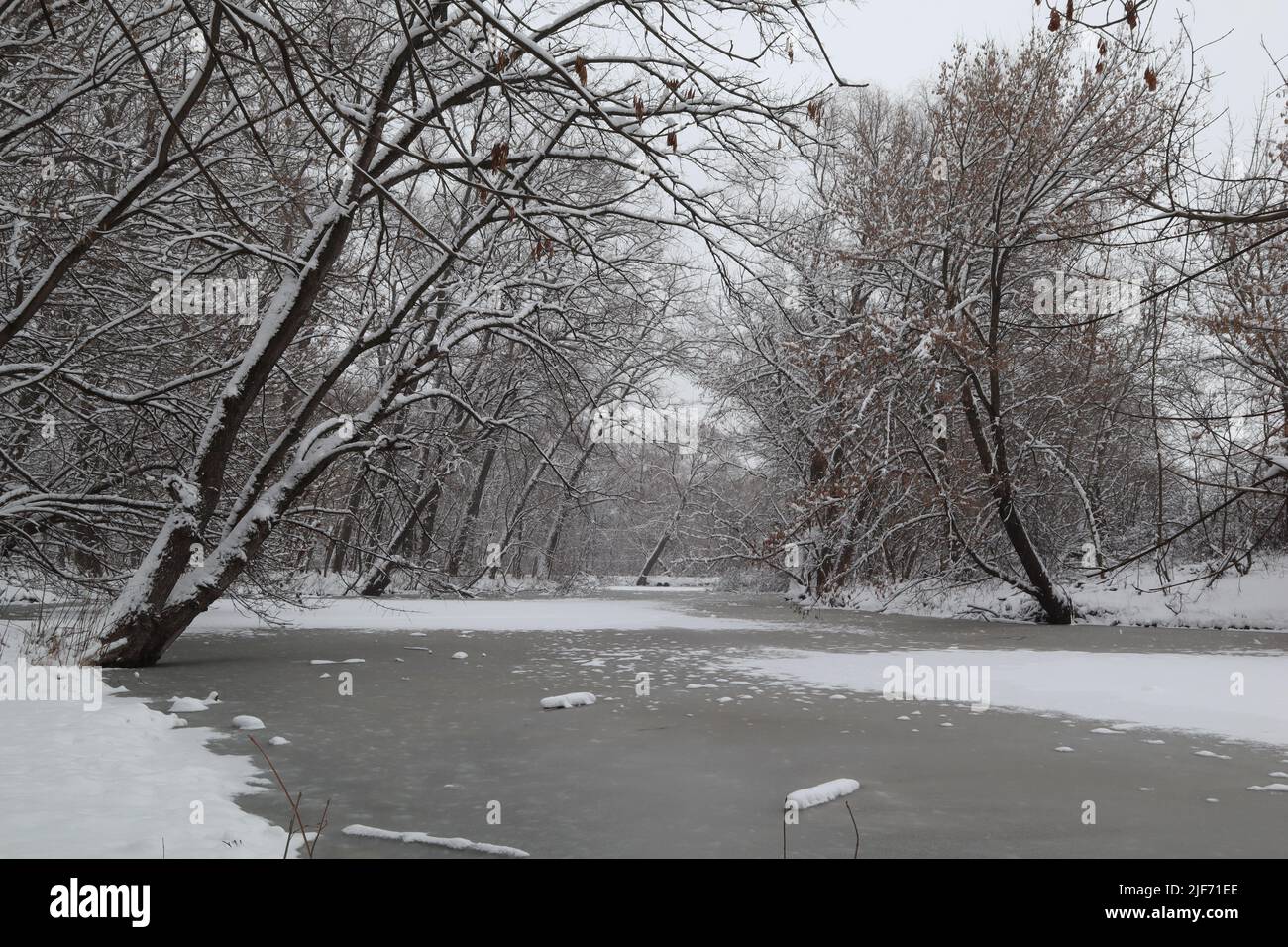 Verschneiter wald fluss -Fotos und -Bildmaterial in hoher Auflösung – Alamy