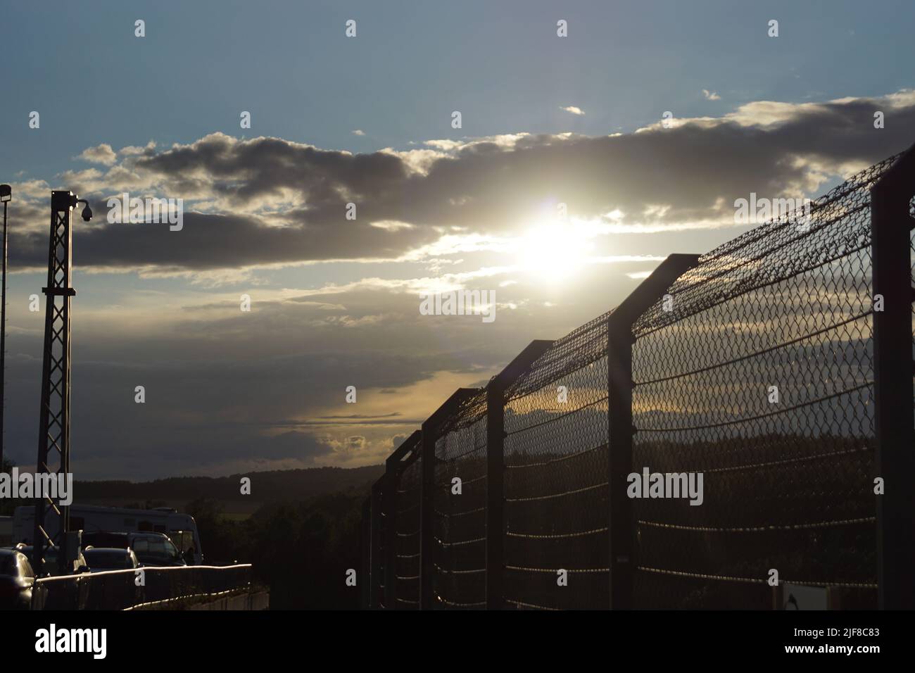 Sonne zwischen den wolken -Fotos und -Bildmaterial in hoher Auflösung – Alamy